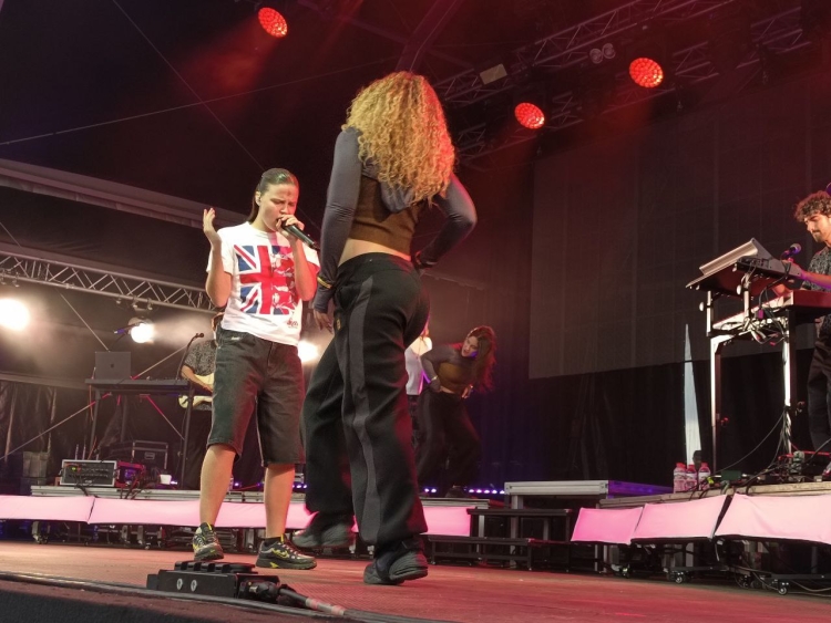 Mushkaa tanca l'Embassat dominant l'escenari